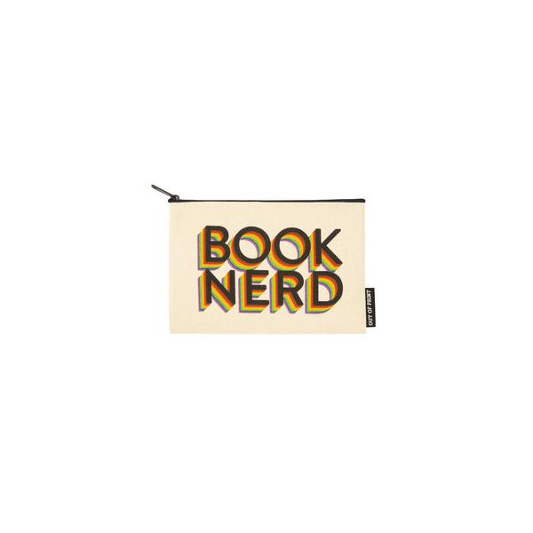 【3営業日以内に発送予定】サイズ：150 x 230 mm●「Book Nerd」のメッセージが印象的な、本好きのためのライフスタイルポーチです。●コンパクトながら使い勝手の良いサイズで、文具・コスメ・ガジェットなど幅広く収納可能。●100...