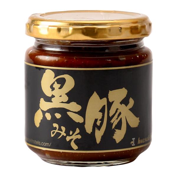 原材料:麦味噌(国内製造)、黒豚モモ肉(鹿児島県産)、砂糖、果糖黒糖、落花生、酒、醤油、柚子胡椒/調味料(アミノ酸等)、甘味料(甘草)、(一部に小麦・落花生・豚肉・大豆を含む)産地:日本内容量:200g温度帯:常温アレルギー表示:小麦、落花...