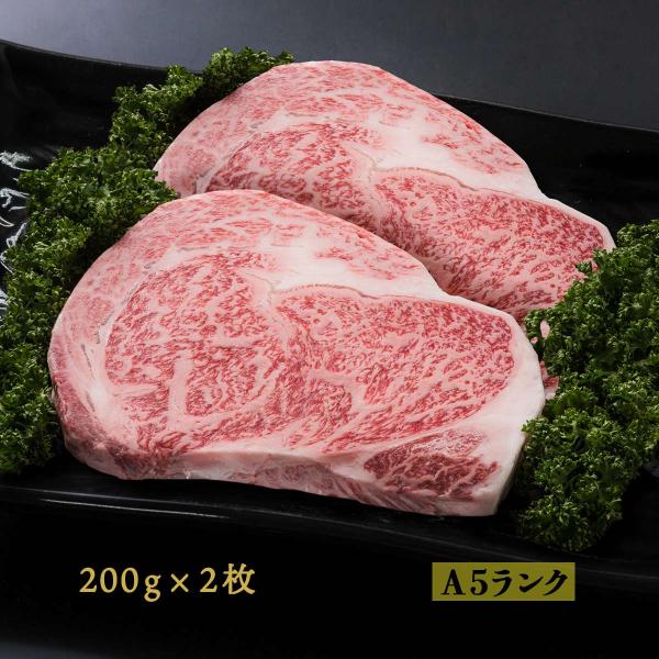 原材料:牛肉(サーロインステーキ)内容量:200g×2枚アレルギー表示:牛肉◆商品説明◆自然豊かな鹿児島で大切に育てた黒毛和牛。肥育頭数は、日本一を誇ります。その中でも最上級の5等級のサーロインステーキです。キメが細かな肉質とバランスの良い...