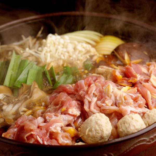 標高700mの高地でのびのびと育てた、手箱きじの肉を使用した「土佐 本川 献上手箱きじ きじ好きやき キジ肉すき焼きセット」です。食べやすさとしっかりとした食べ応えを兼ね備えた国産きじのスライス肉と、きじガラのみをコトコト4時間煮込んだスー...