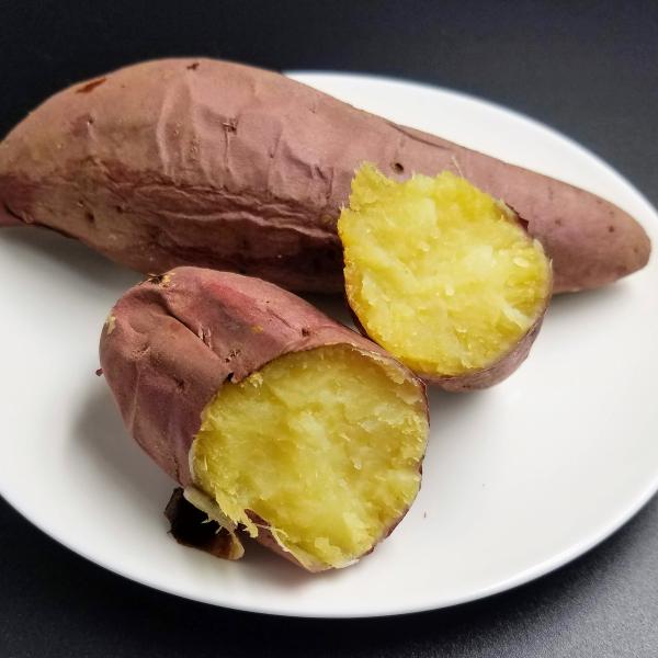 「レンジ対応 焼き芋 紅はるか」は、自然の恵みをたっぷりいただいた鹿児島県長島産のさつまいも（紅はるか）を長期間熟成させてじっくり焼き上げた焼きいもです。甘くてクリーミィな蜜の味と、しっとりねばりけのある食感をご堪能ください。冷たくなっても...