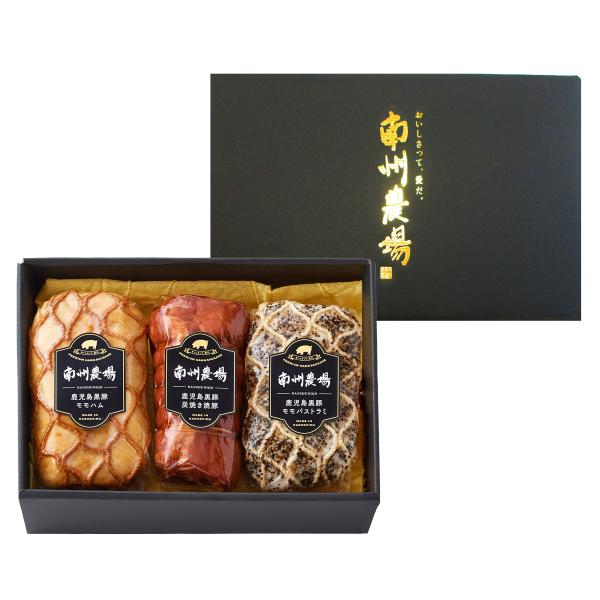 「南州農場 かごしま黒豚 焼豚 ハム詰め合わせ」は、炭焼き焼豚、モモハム、モモハムパストラミのセットです。自然豊かな鹿児島県大隅（おおすみ）半島にある南州農場で大切に育てられた「かごしま黒豚」が原料です。かごしま黒豚は、鹿児島県黒豚生産者協...