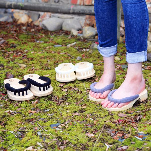 岐阜県恵那市の嵯峨乃やがお届けする「GETALS ゲタル 嵯峨乃や 日本製 下駄 健康サンダル」です。GETALS（ゲタル）は岐阜県産材である「東濃ひのき」を台座に使用し、新しく開発した鼻緒を取りつけた進化系の五本指下駄です。五本指を開放す...