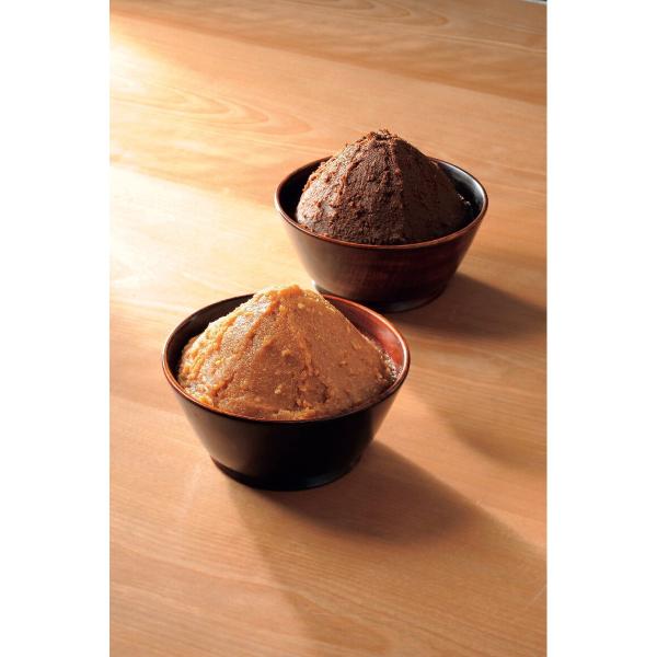 「石井味噌店　三年蔵味噌　赤・白詰合せ」　杉桶で二寒二土用を過ごし、じっくり熟成させた味噌は、酵母や乳酸菌が生きた、芳潤でコクのある味わいです。白味噌は、麹歩合を多めに仕込み一年熟成させています。柔らかな風味をお楽しみください。　G0002...