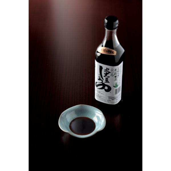 「＜和歌山・藤野醤油醸造元＞二年熟成丸大豆醤油」　国産丸大豆と小麦を原料に、じっくりと昔ながらの技法でつくられた醤油です。まろやかで深みのある味。　G0002_25_07