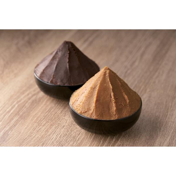 「石井味噌店　三年蔵味噌　赤・白詰合せ」　杉桶で二寒二土用を過ごし、じっくり熟成させた味噌は、酵母や乳酸菌が生きた、芳潤でコクのある味わいです。白味噌は、麹歩合を多めに仕込み一年熟成させています。柔らかな風味をお楽しみください。　G0002...