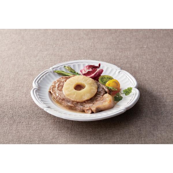 「ブラッセリートモ　ポークグリルドステーキ」　豚肉をパインとバターソースで味わうポークステーキ。豚肉とパイナップルを一緒に調理したバターソースのほのかに香るやわらかくしっとりした簡単調理のポークステーキをお楽しみください。　G0002_25_07