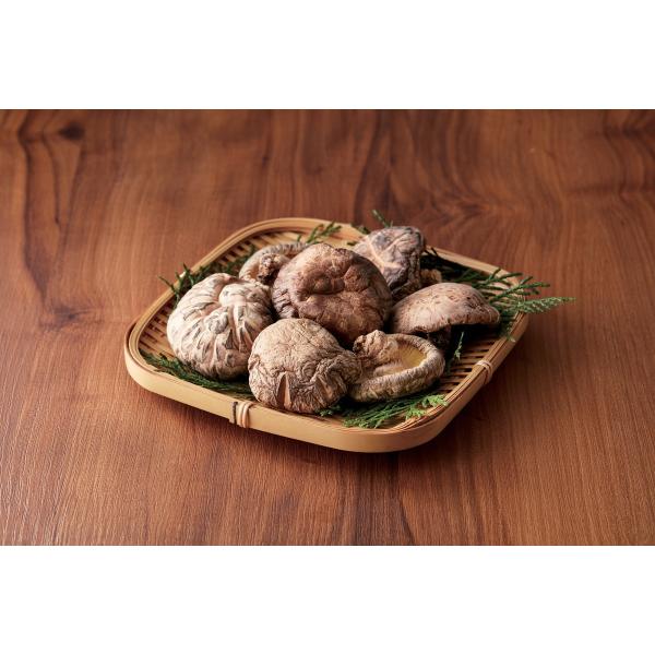 「大分産椎茸どんこ　×２」　大分県の豊かな自然の中で約二年間の歳月をかけて生まれた原木椎茸。昔も今も変わらぬ味と香りをお楽しみください。　G0002_25_07