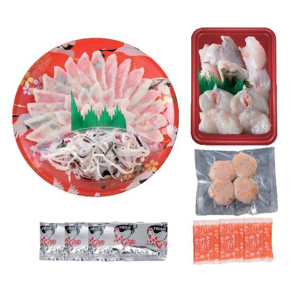 「ふぐ料理セット」　下関の調理師達が1枚1枚丁寧に丹念に盛り付けた霜降り造りの真ふぐ刺身と、ちり鍋用としてとらふぐちりをセットにしております。とらふぐのプリッとした食感と旨みをお楽しみください。　G0002_25_07