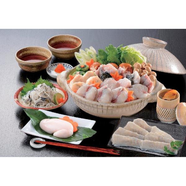 「とらふぐちり鍋　白子付」　とらふぐの身とアラを豪快にブツ切りにし、鍋用にしました。1匹のとらふぐから2枚しか取れない「身皮」は、しゃぶしゃぶにしてお召し上がりください。さらに白子をお楽しみいただけるように、とらふぐの白子もお付けしました。...