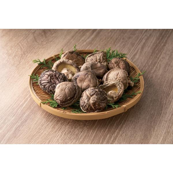 「大分産椎茸どんこ　×３」　大分県の豊かな自然の中で約2年の歳月をかけて生まれた原木椎茸、昔も今も変わらぬ味と香りをお楽しみください。　G0002_25_07