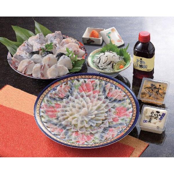 「ふぐ料理フルコース」　ふぐといえばとらふぐ、本場・下関の熟練調理師達が、丹念に腕によりをかけて大皿に盛り付けました。そして、ちり鍋はとらふぐのぶつ切りとアラ、ふぐ料理の醍醐味をご家庭で存分にご堪能ください。　G0002_25_07