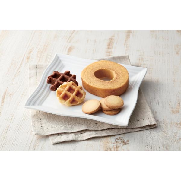 「ベルギーワッフル・焼菓子セット」　パールシュガーをまぶして焼きあげたベルギーワッフルと、軽い口当たりが楽しいクッキー、ミルクバウムクーヘンの詰合わせです。　G0002_25_07