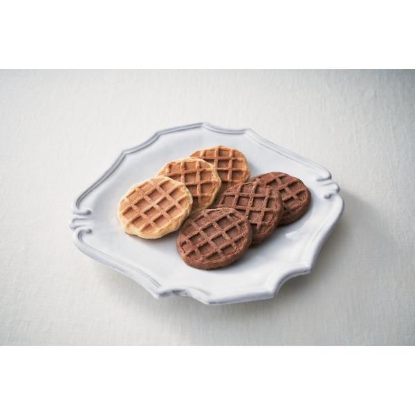 「スイートバスケット　ワッフルクッキーセット」　ホワイトチョコクリームを詰めた風味豊かなショコラワッフルクッキーといちごチョコクリームを詰めたサクサク食感のいちごワッフルクッキーの詰合わせです。　G0002_25_07