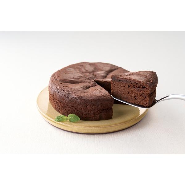 「ガトーショコラ」　なめらかな口どけの濃厚なチョコレートケーキです。　G0002_25_07