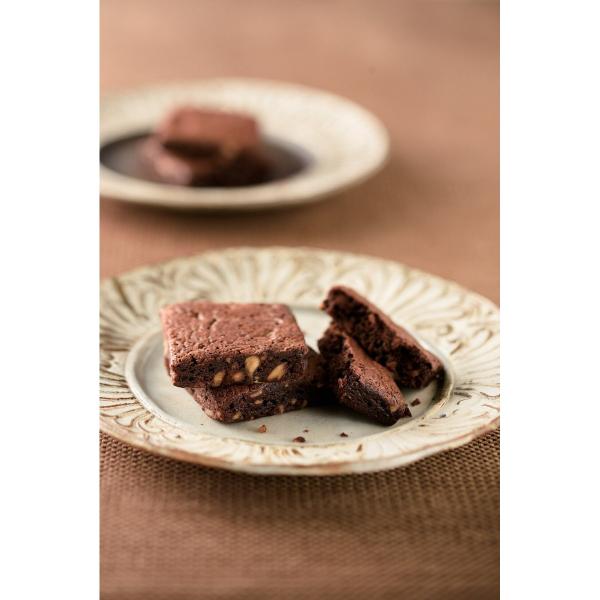 「ブラウニー　×８」　生チョコを食べているかのような上品な甘さと食感。パティシエ・ショコラティエだからこそ深い味わいが実現した自慢の「ブラウニー」です。　G0002_25_07