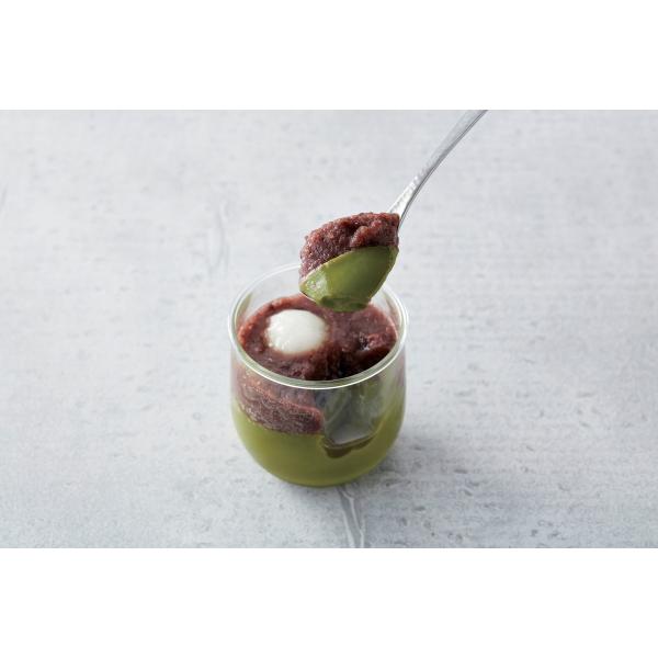 「十勝小豆抹茶プリン」　十勝橋本牧場の生乳と宇治抹茶を使用した抹茶プリンに、十勝産小豆を使用した粒餡を乗せました。アクセントの白玉の食感もお楽しみください。　G0002_25_07