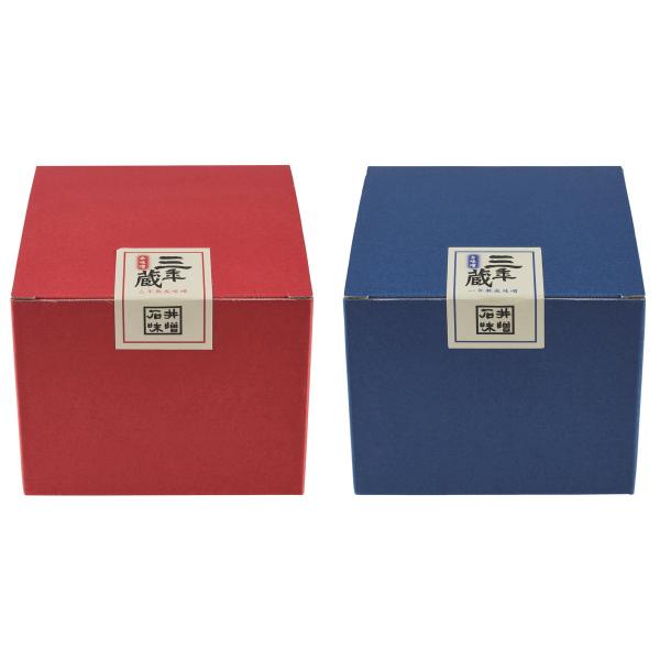 「［長野・石井味噌］ 三年蔵味噌 赤・白詰合せ」　慶応４（一八六八）年創業、長野県松本市の『石井味噌』は、いまでは稀少となった天然醸造の味噌づくりを代々守り続けてきた。芳潤な味わいを生み出す秘密は、仕込みに使う杉材の木桶と、年に一度行われる...