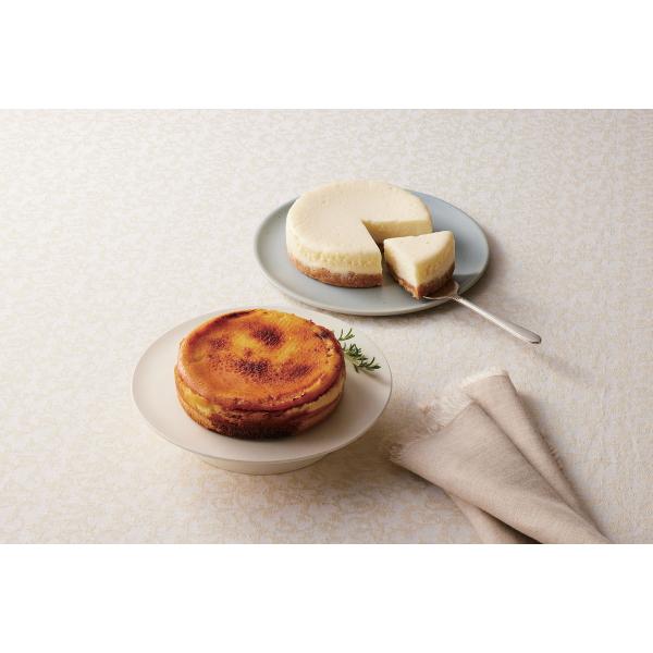 「Theプレミアムケーキセット」　自家製クリームチーズ使用。ニューヨークタイプのチーズケーキと、プリン風味のチーズケーキをキャラメリゼしたクレームブリュレ風チーズケーキのセットです。　G0002_26_01