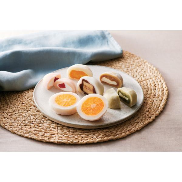 「モチクリーム大福」　やわらかい食感のもちでフレーバー餡を包み、中心部にフルーツやクリームが入ったモチクリーム大福です。　G0002_26_01