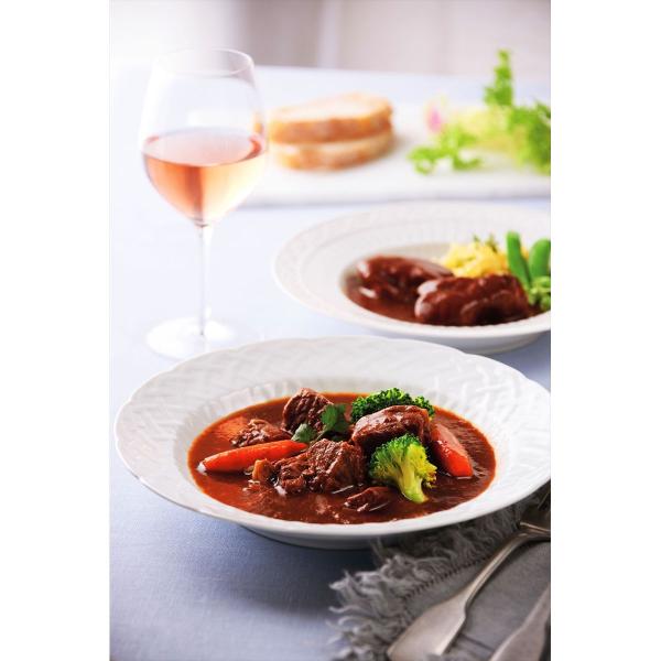 ビーフシチューは香味野菜と赤ワインを加えたデミグラスソースで、柔らかくなるまで煮込みました。赤ワイン煮込みは、牛すね肉を赤ワインを加えた特製ソースで煮込み、ホロリとほどける食感と柔らかさを実現しました。　G0100_24_1