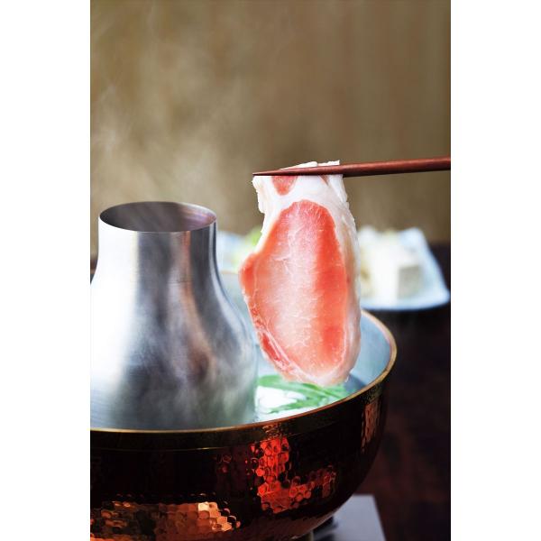 「平田牧場」金華豚ロースは、しゃぶしゃぶで召し上がると、その肉質の良さがよく分かります。鍋に入れる昆布とお肉につけるだしがセットになっています。　G0100_24_1