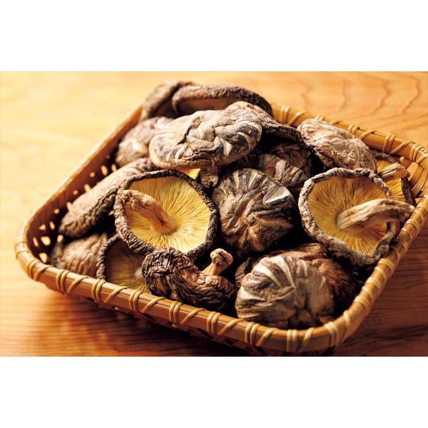 生産量日本一を誇る大分県の茸師たちがクヌギ主体の原木で栽培した椎茸をお届けします。香り高く、肉質や風味のよい椎茸です。　G0100_24_1