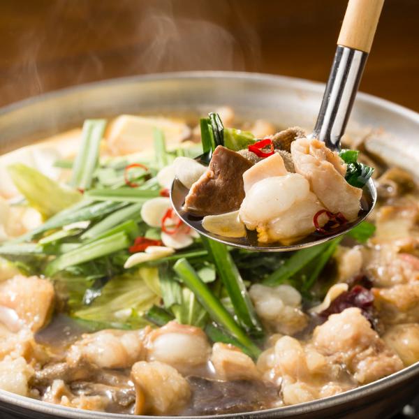 「肉の卸 石井 国産牛 もつ鍋」は、ホルモン好きには堪らない6種の部位(小腸・ギアラ・盲腸・直腸・ハツ・シマチョウ)が入ったもつ鍋セットです。牛ホルモンは鮮度が命。毎日新鮮な牛ホルモンを仕入れて丁寧に洗浄・加工をしていますので、旨味の強いプ...