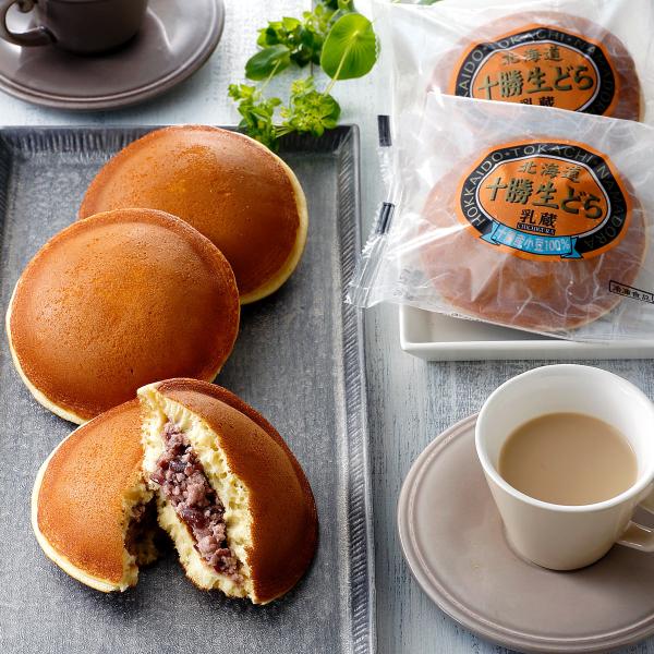 「乳蔵北海道十勝生どら」は、北海道の十勝でとれた小豆を厳選して作った小倉餡と、ホイップクリームをブレンドして仕上げた生どらやきです。十勝産小豆の中から糖度が高く色艶のよい厳選した小豆を使用し、十勝製餡の職人が熟練の技で最高の餡を作り上げ、ホ...