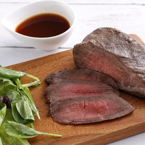 北海道産牛のモモ肉を使用し、食塩と香辛料のみを加えローストビーフを作りました。肉の中心部まで通熱しているのでスライスしてそのままお召し上がりいただけます。きめ細やかで柔らかいお肉は、脂肪分が少なく、牛肉独自のクセも少なく、低脂肪、低カロリー...