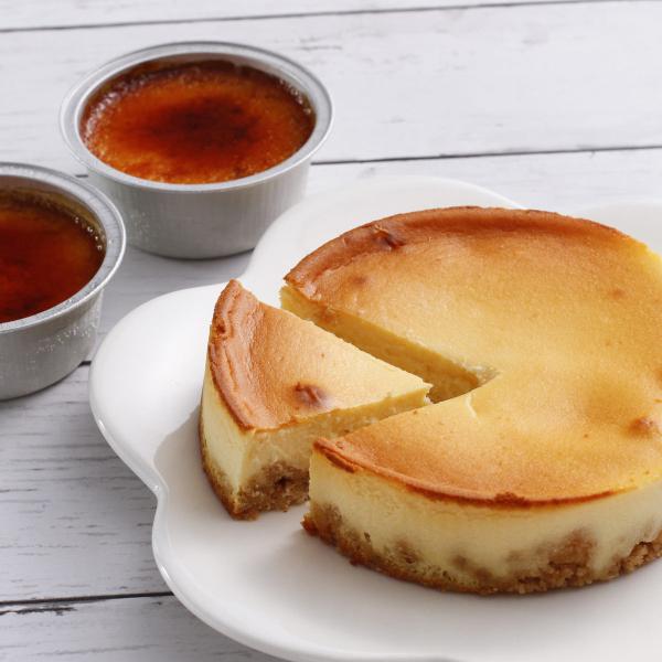 北海道 乳蔵「北海道ベイクドチーズケーキと乳蔵プレミアムあいすプリン」です。北海道産の濃厚なチーズの味わいが楽しめるベイクドチーズケーキと表面のキャラメリゼの香ばしさとクリームチーズの風味が楽しめるプリンの詰め合わせです。「北海道プレミアム...