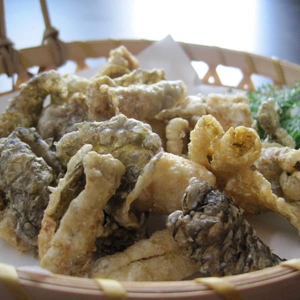 「鮭皮チップ」は、北海道産の鮭の皮をオーブンで香ばしく丁寧に焼き上げたおつまみ珍味です。独自の製法や度重なる商品改良を繰り返すことにより、油っぽさや生臭みを極力抑えることができました。軽く塩味がついており、サクサクした食感でとても食べやすい...