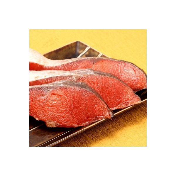 【脂ののりと豊かな風味は、冷たい海で育った紅鮭ならでは！温かいご飯や日本酒と相性◎】身の色が美しい赤色で、脂ののりと豊かな風味があります。程良く塩気もきいていて、温かいご飯はもちろん、おつまみとしても最適です。