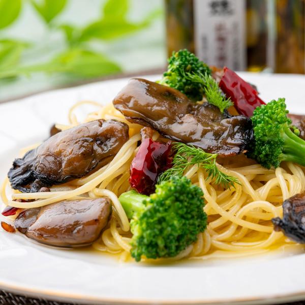 岡山県瀬戸内市産の牡蠣を使用した「牡蠣の家しおかぜ 牡蠣のアヒージョ オリーブオイル漬 ギフト」です。牡蠣のアヒージョ、牡蠣の燻製オリーブオイル漬けを詰め合わせました。食卓の一品、お酒のお供、おつまみ、酒の肴などとしてお楽しみください。化粧...