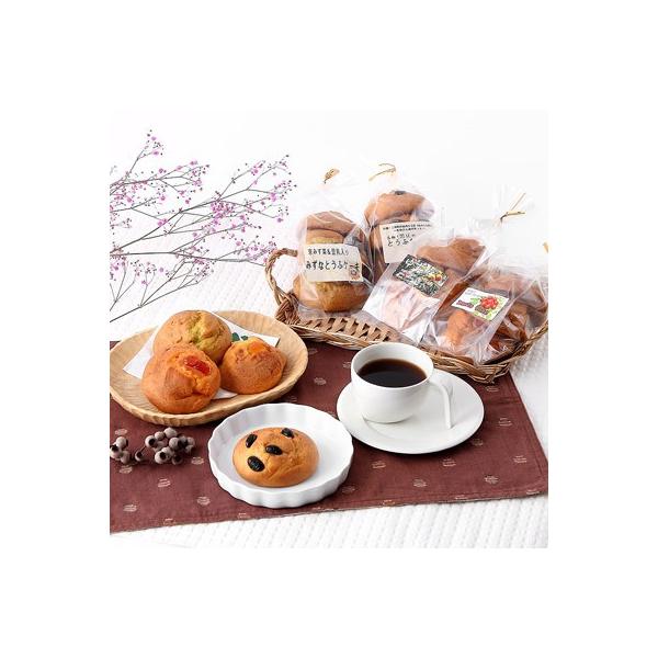 【京都の食材まるごととうふケーキで召しあがれ】地産地消、地域の素材と豆乳で作る、ふわふわ手づくりケーキです。種類も豊富で、丹波産黒豆をトッピングした「黒豆とうふケーキ」や地元産のミズナのペーストを生地に混ぜ込んだ「みずなとうふケーキ」、ユズ...