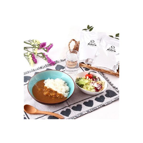 【野菜の旨みをそのまま凝縮しました】カレー専門店監修の野菜カレー。ジャガイモ、人参、玉ねぎ、にんにく、生姜を使用し、野菜のうまみを生かしています。牛脂を加えることにより、味に深みを出しました。ぜひご家庭でどうぞ。※予告なくパッケージ類が変更...