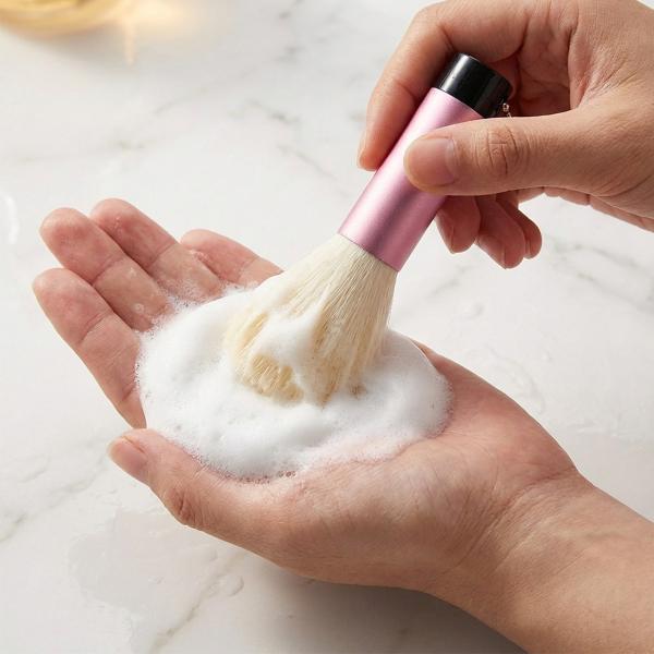 ≪特許取得≫第6128364『毎日する事だから大切に』----------特許を取得した、宮尾・熊野筆「洗顔ブラシ」は毎日行う“デリケートなお顔”のケアを、やさしく安心して行っていただけるように、泡立ちの良さと、筆部分にこだわりました。抗菌...