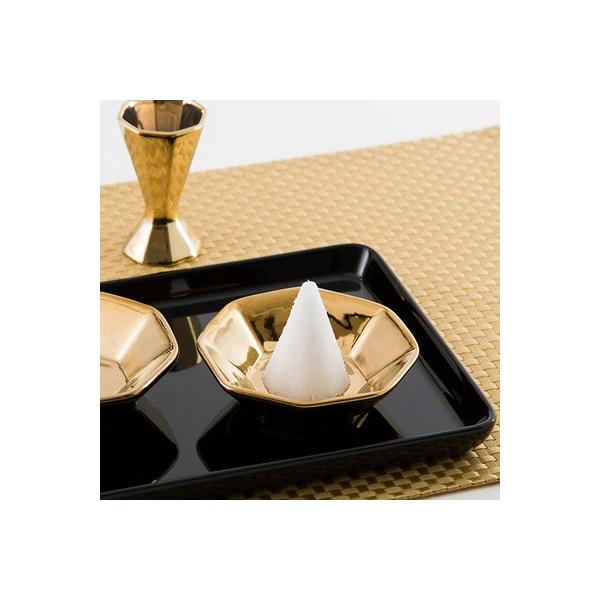 【福を呼ぶ日本古来の伝統の盛り塩玄関先などに置いてください】万葉の古からの日本古来の伝統の盛り塩揃セットです。 縁起がよいとされる八角の形状のお皿二枚と、八角推にお塩を盛ることができるカップをセットにしました。玄関先や鬼門と呼ばれる場所に盛...