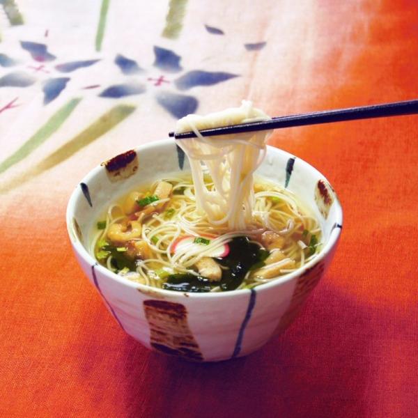 【あごだしベースのスープで本格的な味】熱湯3分で手軽に本格にゅうめんが楽しめます。国産小麦を丁寧に手延べしたそうめんをゆがき、美味しい状態をそのままフリーズドライにしました。お湯かけにゅう麺のスープはあごだしをベースにした、まろやかな味です。