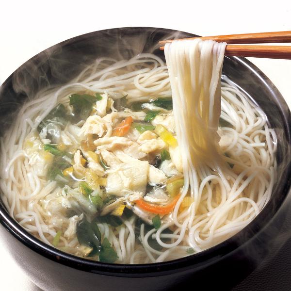 坂利製麺所の「鳥菜にゅう麺 袋入」8食セットです。熱湯3分で手軽に本格にゅうめんが楽しめます。国産小麦を丁寧に手延べしたそうめんをゆがき、美味しい状態をそのままフリーズドライにしました。にゅう麺のスープはあごだしをベースにした、まろやかな味...