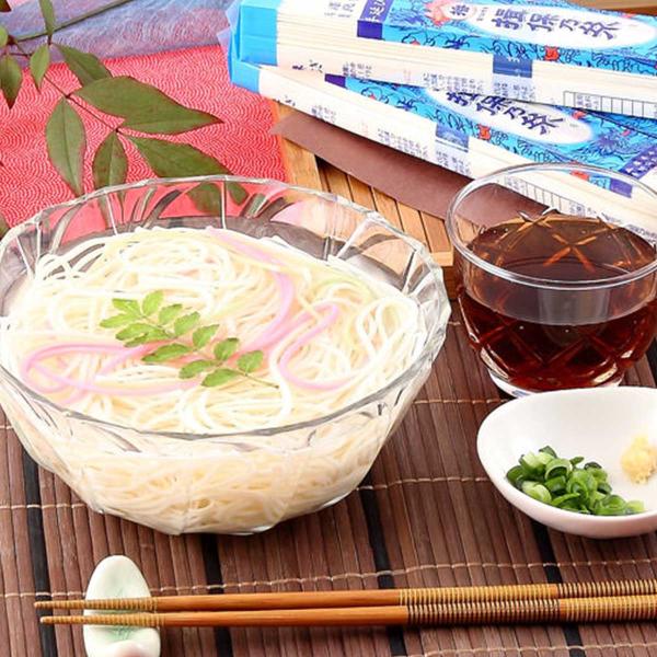 【やや太めの揖保乃糸歯ごたえとソフトな舌触り】兵庫県播州の手延べそうめん・揖保乃糸です。手延冷麦はそうめんよりやや太く仕上げて歯ごたえを出し、ソフトな舌触りが特徴です。赤と青の色麺が２本ずつ入っているのが目印。一説によると、昔は店先でそうめ...