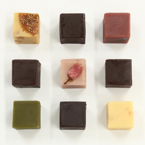 「匠あんこ堂 ヨーカン・オ・ショコラ＆フロマージュ ミニ羊羹」は、大きさ一寸（約3cm）の一口サイズのようかんです。キューブ型のかわいい見た目とおいしさが魅力。お茶請け、デザート、おやつ、おつまみのほか、オレンジワインやドライジンなどのお酒...