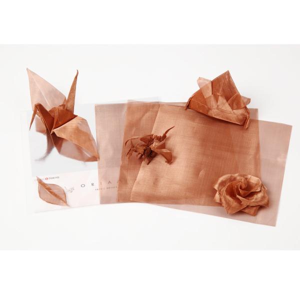 布のようにしなやかな金網で作った折り紙です。純銅3枚入とMIX（純銅・丹銅・ステンレス）の2セットでお届けします。紙の折り紙と同じように折れて、紙よりも形状のキープが可能です。金属特有の保存性と重厚感を活かし、箱状に折り曲げて小物入れや整理...