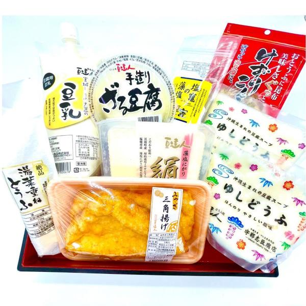 宮城県亘理町(わたりちょう)のとうふ処豆達人がお届けする「とうふ処豆達人 夏おすすめ 三角油揚げ ざる豆腐 詰め合わせ」です。夏にオススメのお豆腐や大豆製品をセットにしました。＜ざる豆腐＞薬味をたっぷりかけて冷奴でどうぞ。＜藻塩にがり絹＞第...