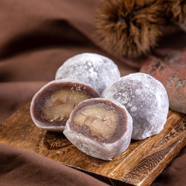 岐阜県中津川市の新杵堂（しんきねどう）がお届けする「新杵堂 まるごと渋皮栗大福 ギフト」です。甘みの強い大粒の栗を職人が選別し、その旨みが凝縮されている渋皮部分をまるごとじっくり煮込んで仕上げました。なめらかなこし餡と大、ごろっとした大粒の...