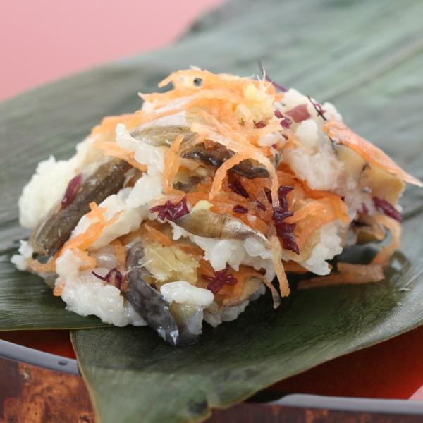 【発酵したハタハタの食感と麹の独特なハーモニー】みちのく秋田は由利海岸地方に江戸時代より、冬の保存食として考案され、今日まで伝承された熟鮨です。昔ながらの純手造りで、丁寧に層にして漬け込みました。折箱入りでお届けします。