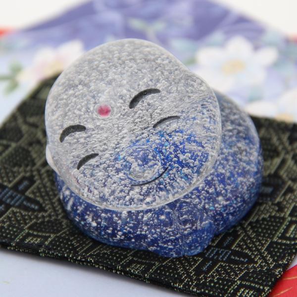 【すべて手作り。笑顔をつなぐガラス細工】こころがほっこりする、ガラスのお地蔵さんです。ガラスの粒を800度で溶かし研磨とサンドブラストで一つ一つ作っています。足下には青色の色ガラスを溶かしています。小さな粒のガラスを溶かしていますので細かな...