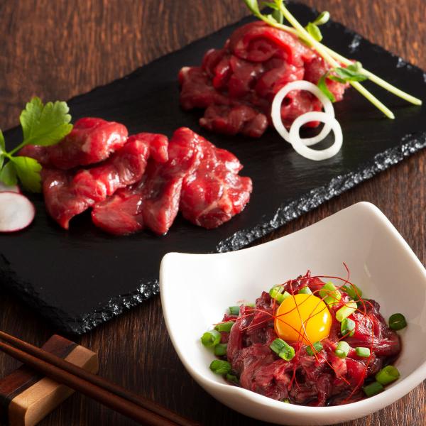 馬刺しと黒毛和牛の専門店「フジチク」がお届けする、自社牧場育ちの新鮮で良質な馬刺しです。モチっとした食感と馬肉本来の旨みを堪能できる赤身肉、馬刺し用の新鮮なお肉を熟練した職人が丁寧に仕上げたユッケも詰め合わせました。九州 熊本名物の馬肉（桜...