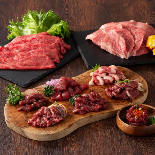 熊本県の馬刺しと黒毛和牛の専門店”フジチク”がお届けする「ふじ馬刺し 藤彩牛 豪華 2段 ギフトセット」です。馬刺しと牛肉が1箱で堪能出来る「フジチク」ならではの逸品ギフトです。馬刺しの本場・熊本に自社牧場を構える「フジチク」。全国的に見て...