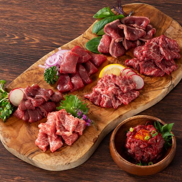 「フジチク ふじ馬刺し 特選 ギフトセット 雅」は、馬刺しの本場・熊本の専門店”フジチク”よりお届けする、自社牧場育ち、自社加工の新鮮な馬肉の詰め合わせです。熊本特産の馬刺しの醍醐味である「霜降り」。中でも、一頭からわずかしか取れずきめ細か...